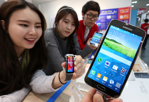 SKT, ‘갤럭시S5’ 동시발매 보름전 ‘새치기 출시’ 왜? : 경제일반 : 경제 : 뉴스 : 한겨레
