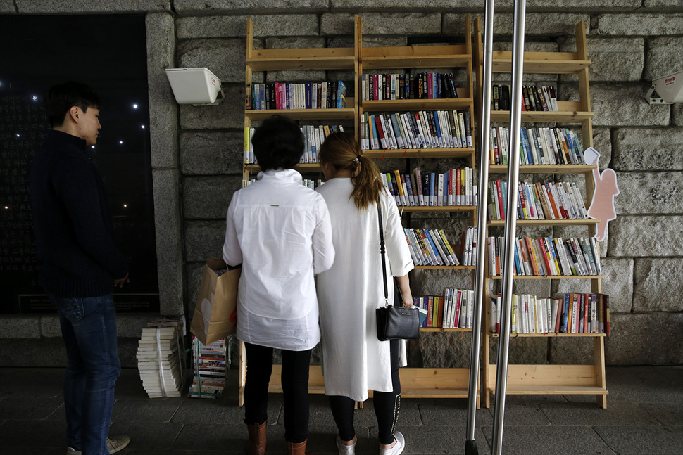 [포토]깊어가는 가을, 청계천에서 헌책으로 독서를… : 사회일반 : 사회 : 뉴스 : 한겨레