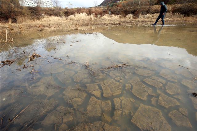 [Photo] Rain not enough to end drought : National : News : The Hankyoreh