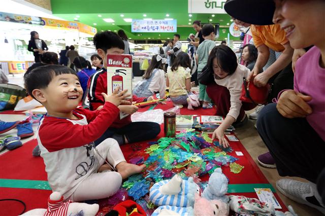 [Photo] Toy flea market for children : Business : News : The Hankyoreh