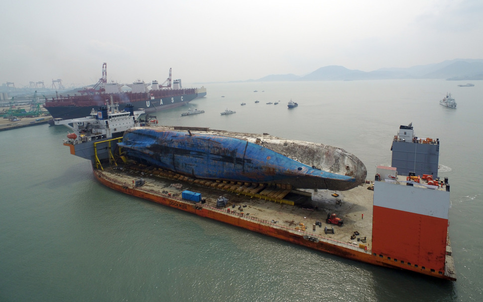 [Photo] After three years the Sewol ferry arrives on the mainland ...