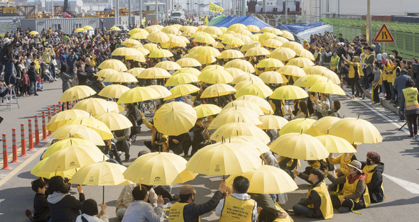 As Sewol ferry comes into port, Mokpo becomes a city of yellow ribbons ...
