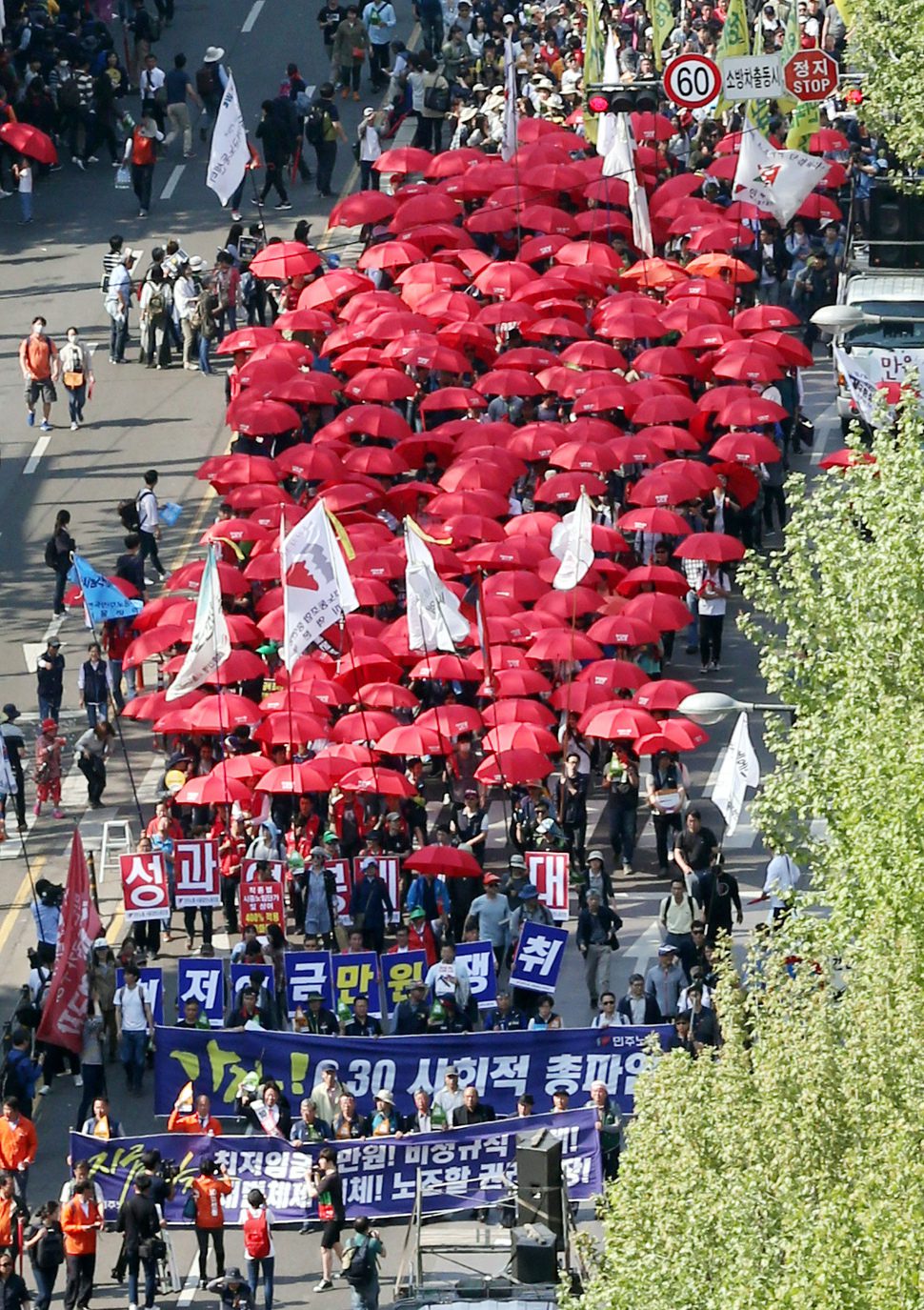 [Photo] Red umbrella march on Labor Day : National : News : The Hankyoreh